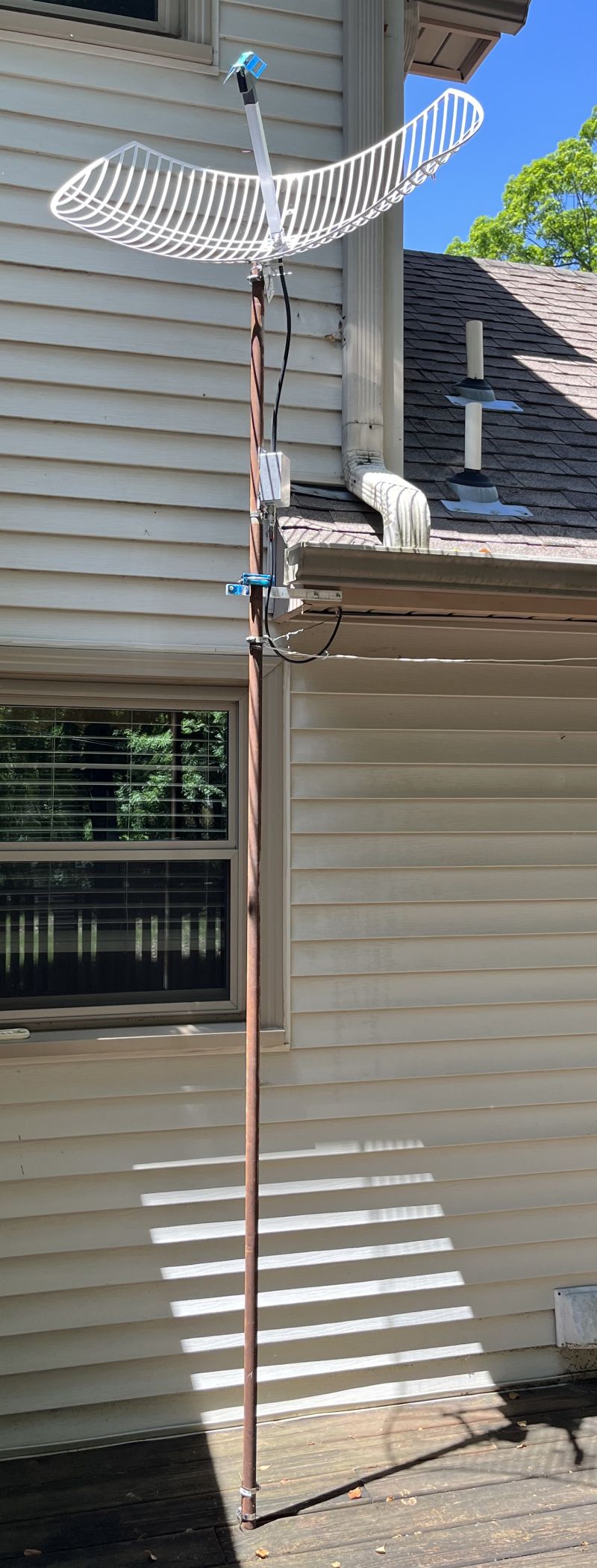 A closeup view of the mast bracket is shown below.